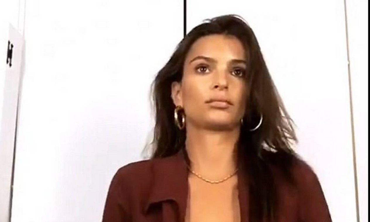 Emily Ratajkowski faz graça no 'stories' com blusa desabotoada - Jornal ...
