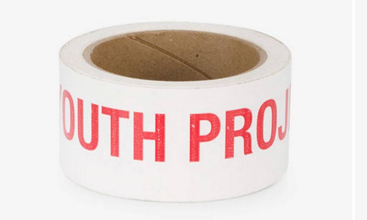 Raf Simons lança rolo de fita adesiva que custa R$ 630 - Jornal O Globo