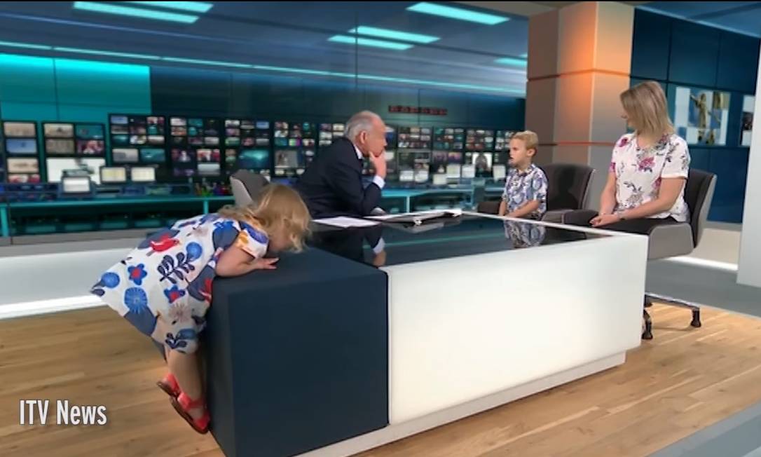 Menina de dois anos rouba a cena em telejornal britânico - Jornal O Globo