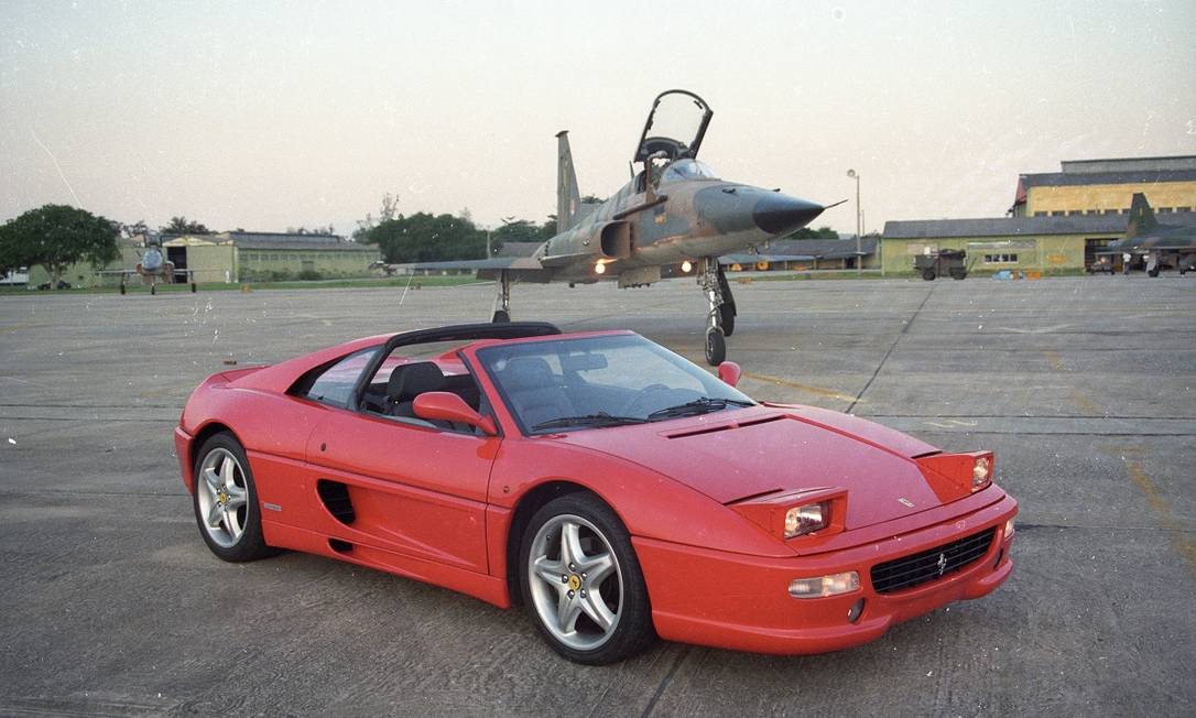 Retrovisor: o encontro de uma Ferrari F355 e um caça F5 na base aérea ...