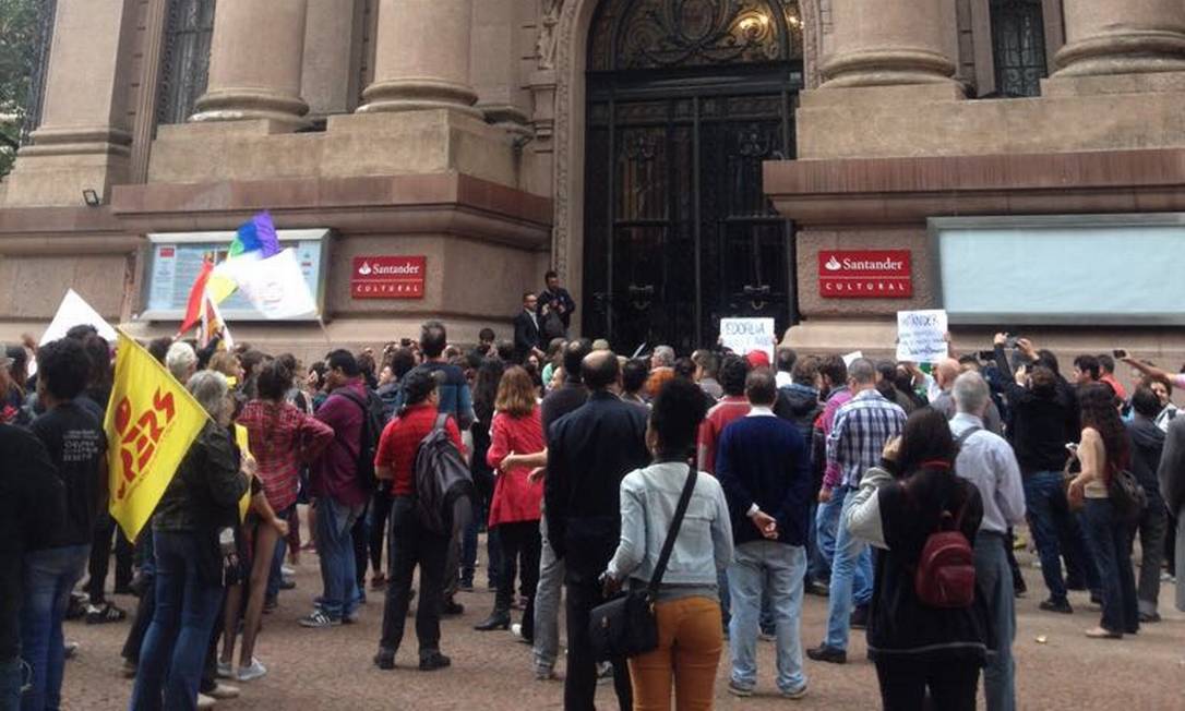 Protesto no Santander Cultural tem ONGs LGBT e cartazes pró-intervenção ...