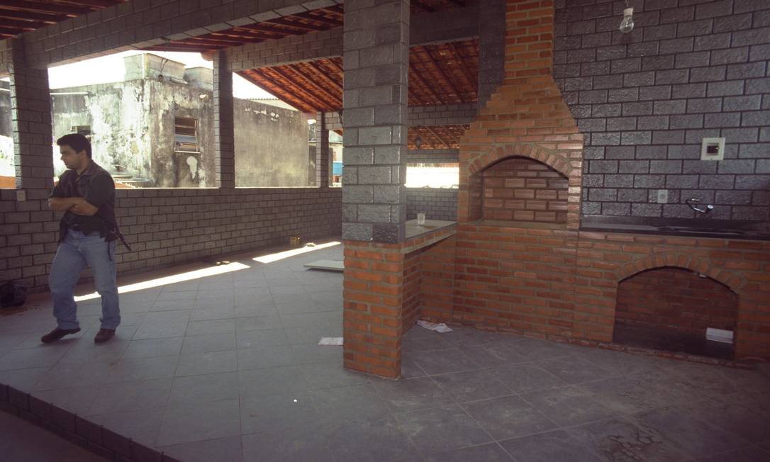 Casa do traficante Rogério 157 na Rocinha tem TV que custa R$ 37 mil ...