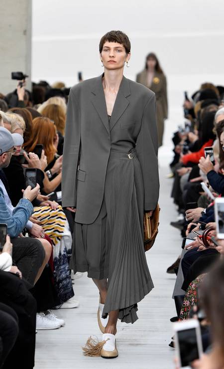 Céline investe em silhuetas masculinas e muito volume para o verão 2018 ...