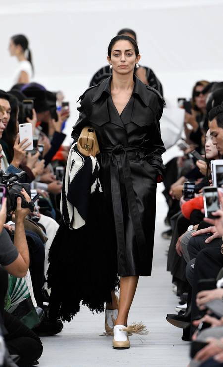 Céline investe em silhuetas masculinas e muito volume para o verão 2018 ...
