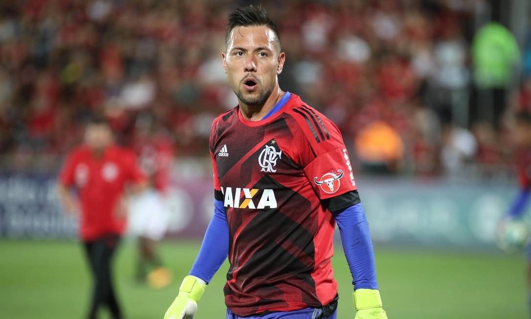 'Não pode perder de vista quem está em cima', alerta Diego Alves no Fla ...