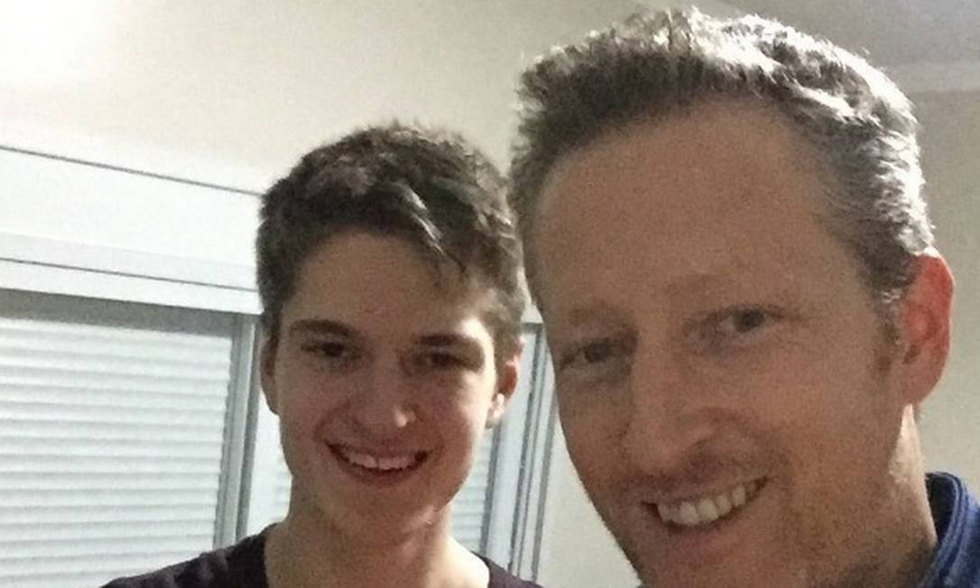 Ex-seleção de vôlei, Gustavo impressiona pela semelhança com o filho ...