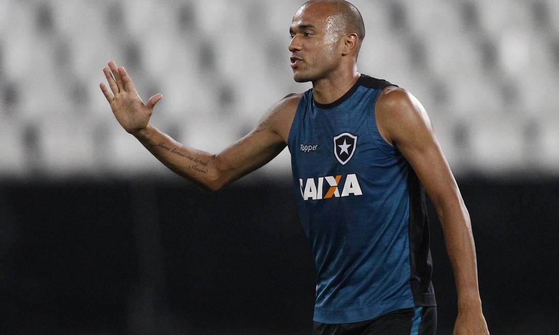 Botafogo já busca um novo centroavante para o lugar de Roger - Jornal O ...