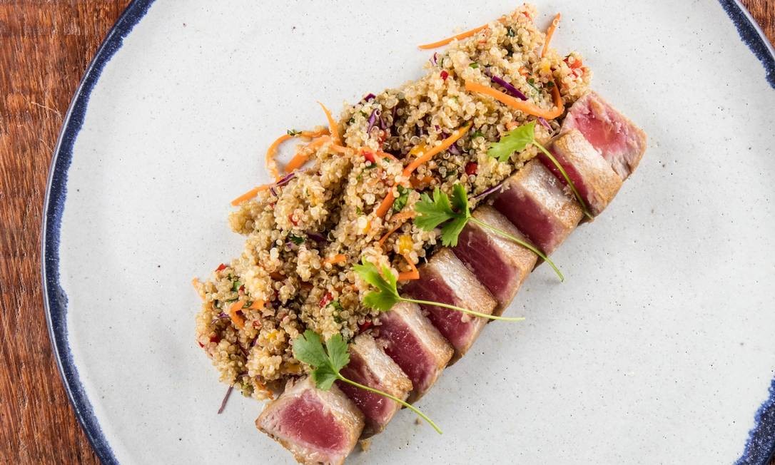 Receita de atum selado acompanha quinoa ao vinagrete - Jornal O Globo