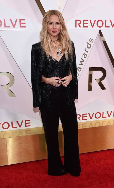 Decotes e fendas roubam a cena no tapete vermelho de premiação na ...