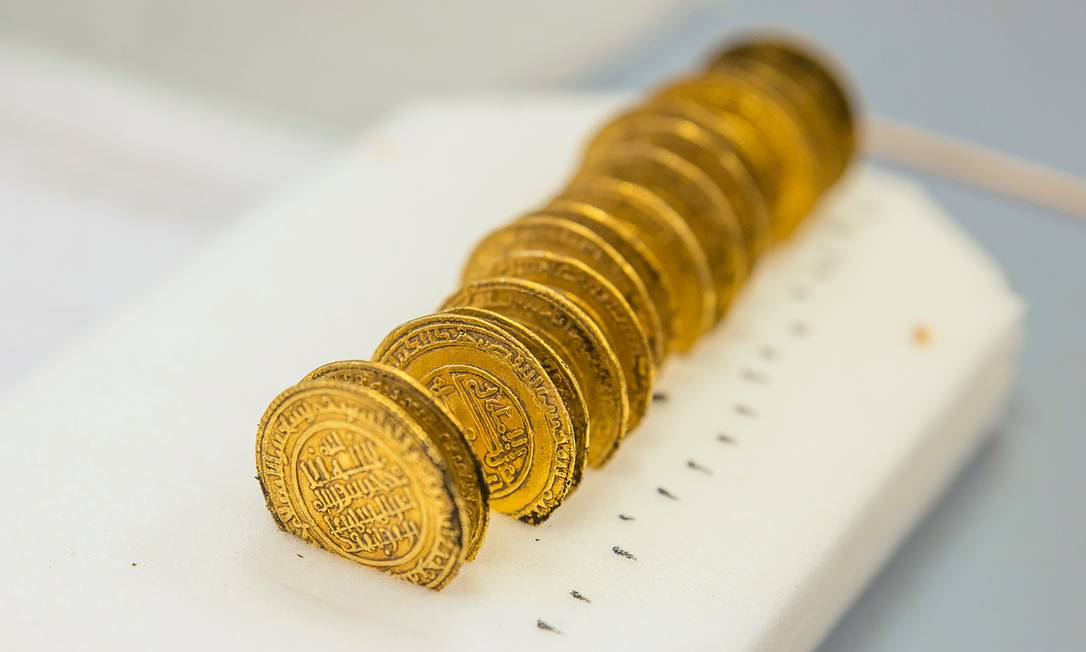 Arqueólogos descobrem tesouro medieval enterrado há oito séculos ...