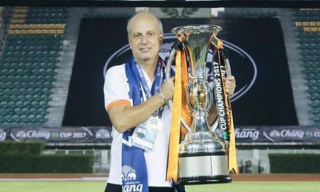 Lembra dele? Alexandre Gama, ex-técnico do Flu, comemora nono titulo na ...