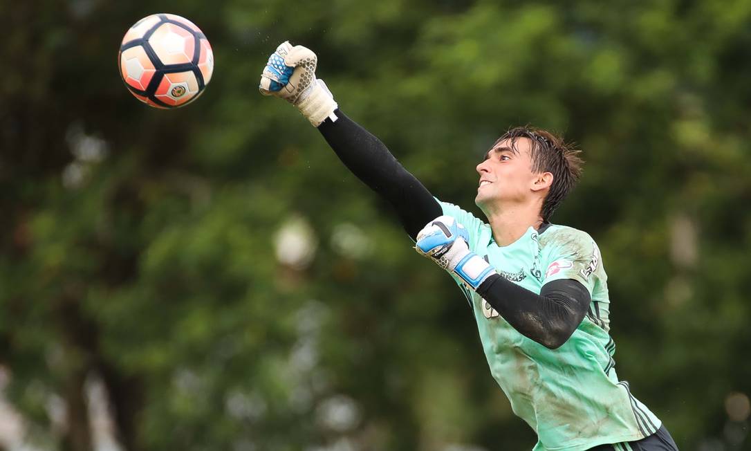 Em atividade fechada, César treina entre os titulares do Flamengo ...