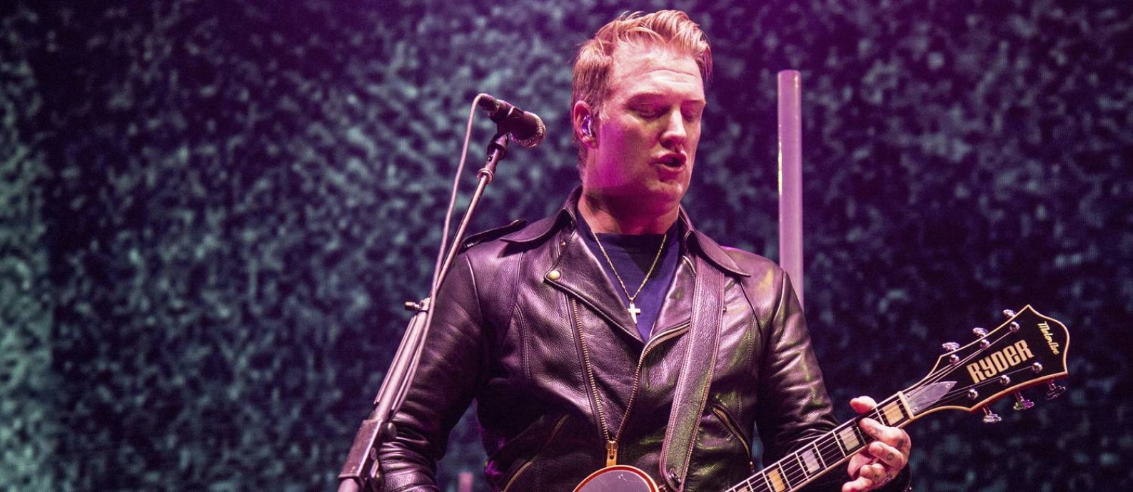 Josh Homme, do Queens of the Stone Age, chuta câmera de fotógrafa em ...