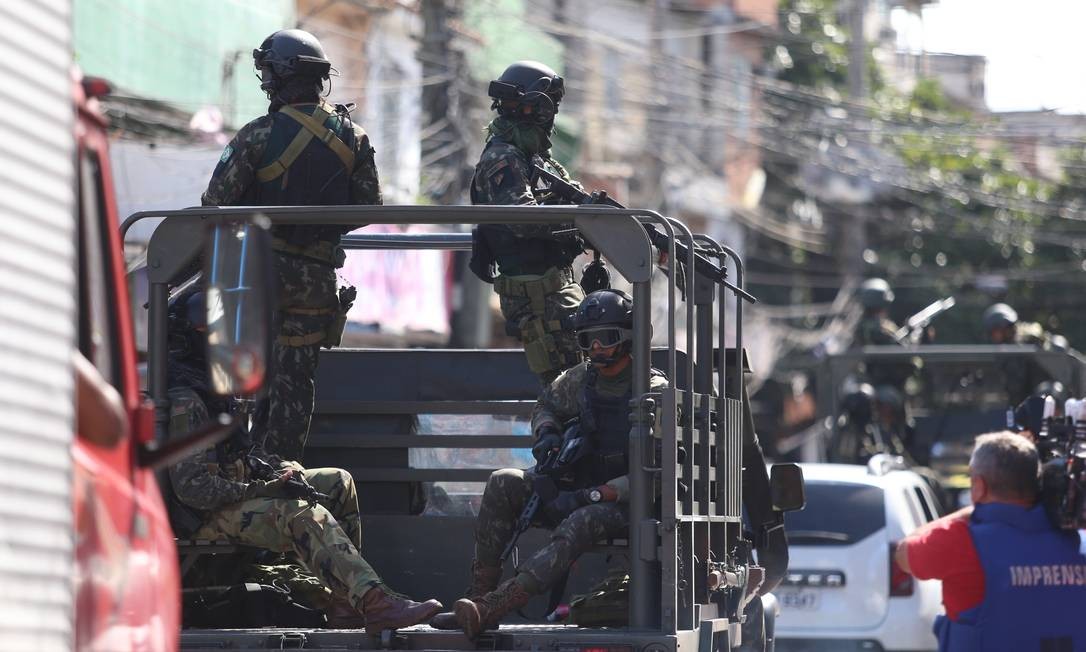 Operação do Exército na Maré termina com cinco detidos - Jornal O Globo