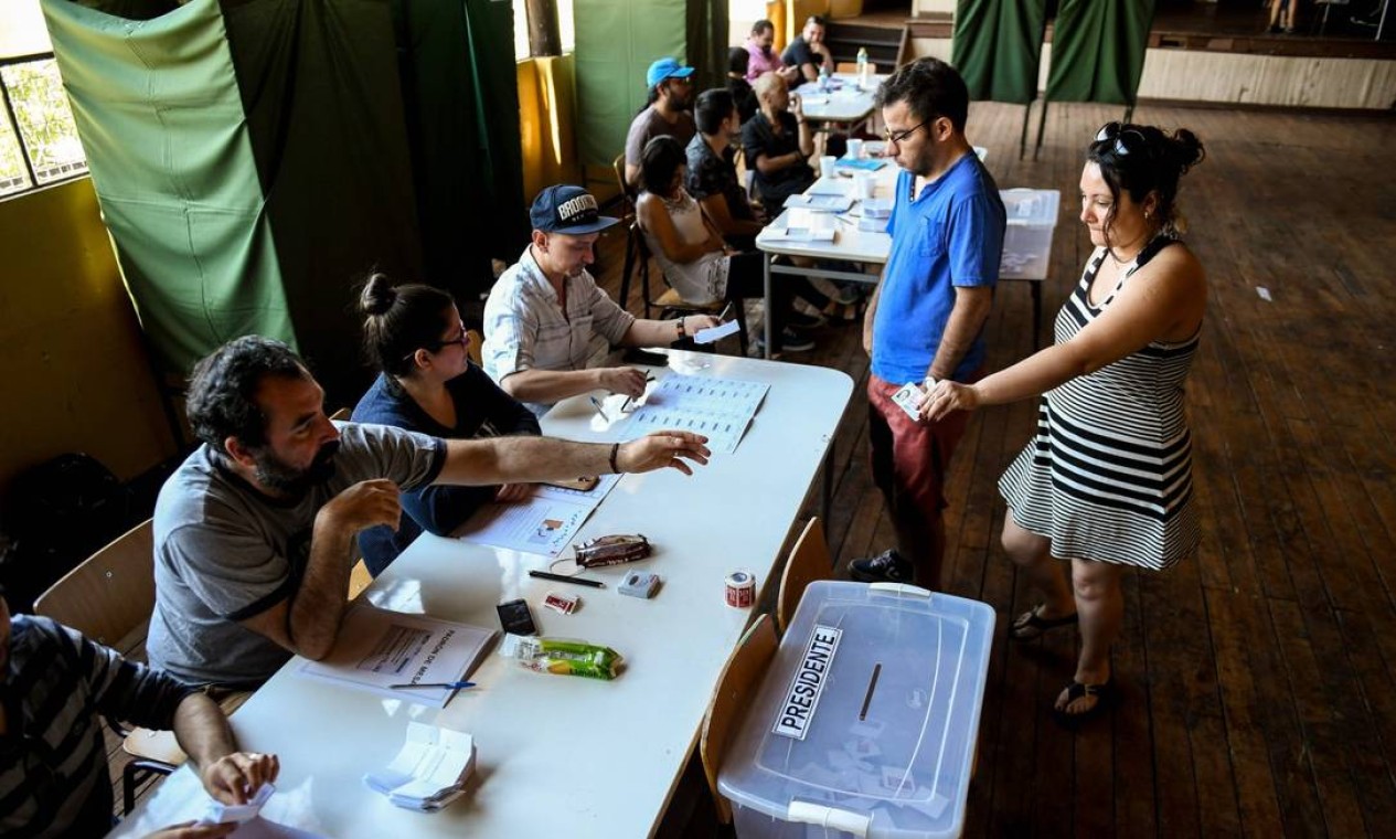 Milhões de chilenos votam em acirrado segundo turno presidencial ...