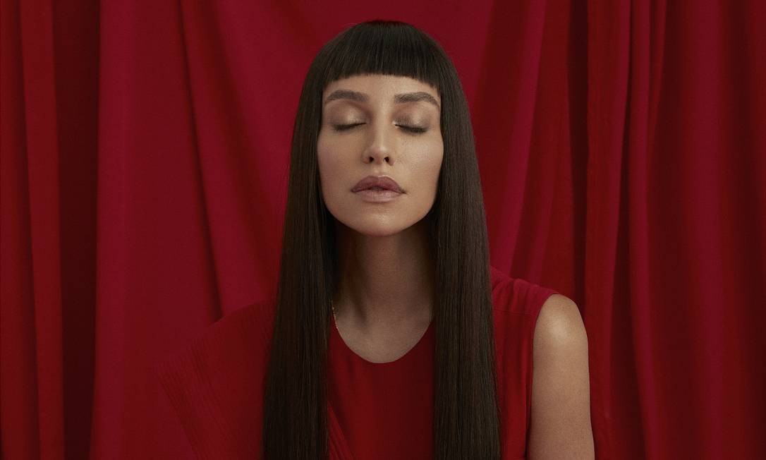 Lea T. posa em ensaio conceitual - Jornal O Globo