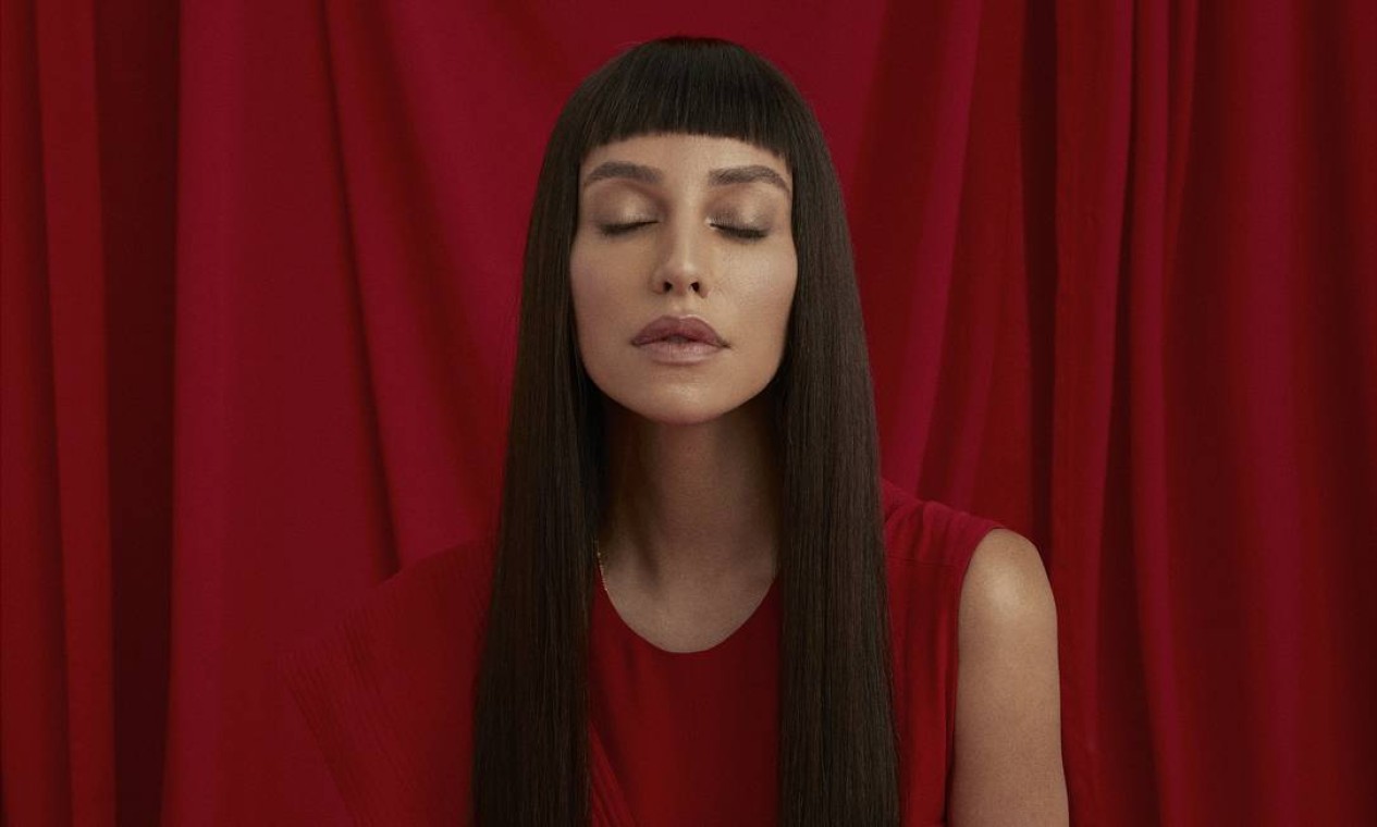 Lea T. posa em ensaio conceitual - Jornal O Globo