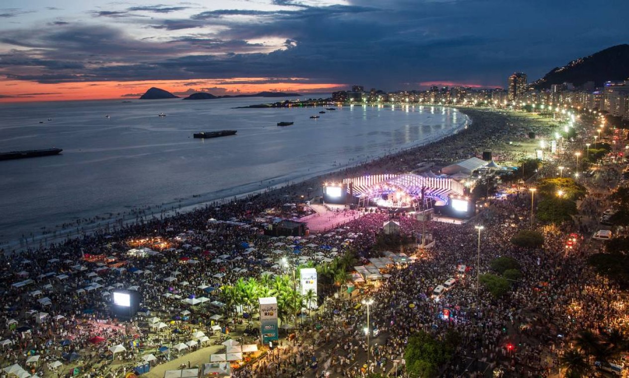 Multidão vibra com shows na Praia de Copacabana - Jornal O Globo