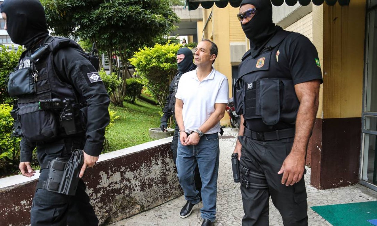 Moro intima PF a explicar uso de algemas em pés e mãos de Cabral ...