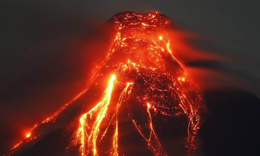 Fotos mostram erupção nas Filipinas que deslocou 74 mil pessoas ...