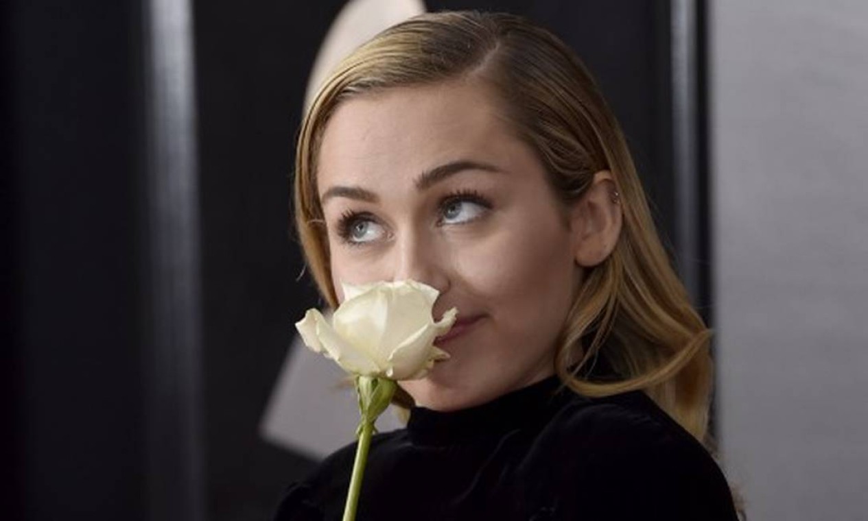 Rosas brancas marcam os looks do tapete vermelho da 60ª edição do ...