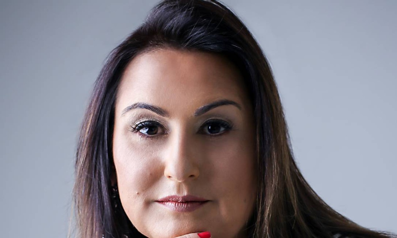 Daniela Arbex e a vida da médium Isabel Salomão de Campos - Época