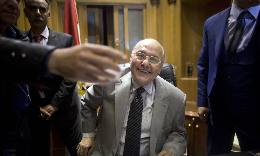 Em eleição controversa no Egito, único oponente do presidente é seu ...