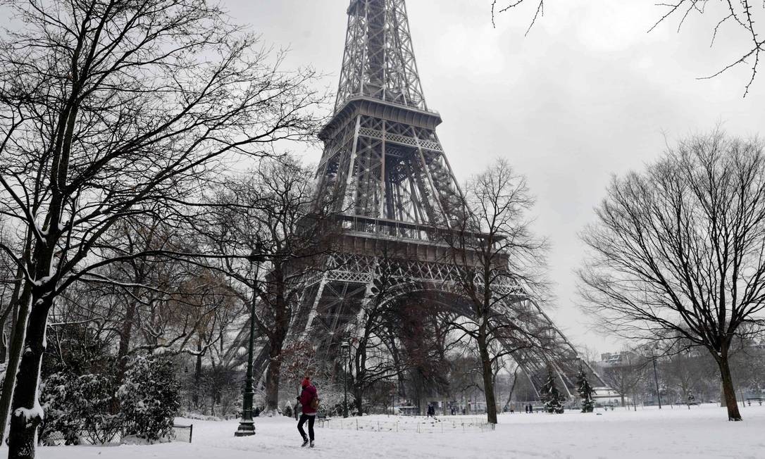 Neve altera rotina de Paris - Jornal O Globo