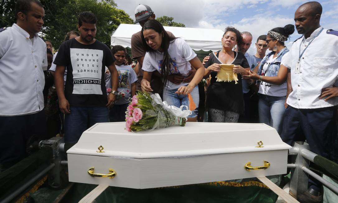 Menina de 3 anos morta em tentativa de assalto é enterrada na Zona ...