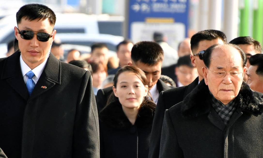 Presidente sul-coreano e irmã de Kim Jong-un se cumprimentam na ...