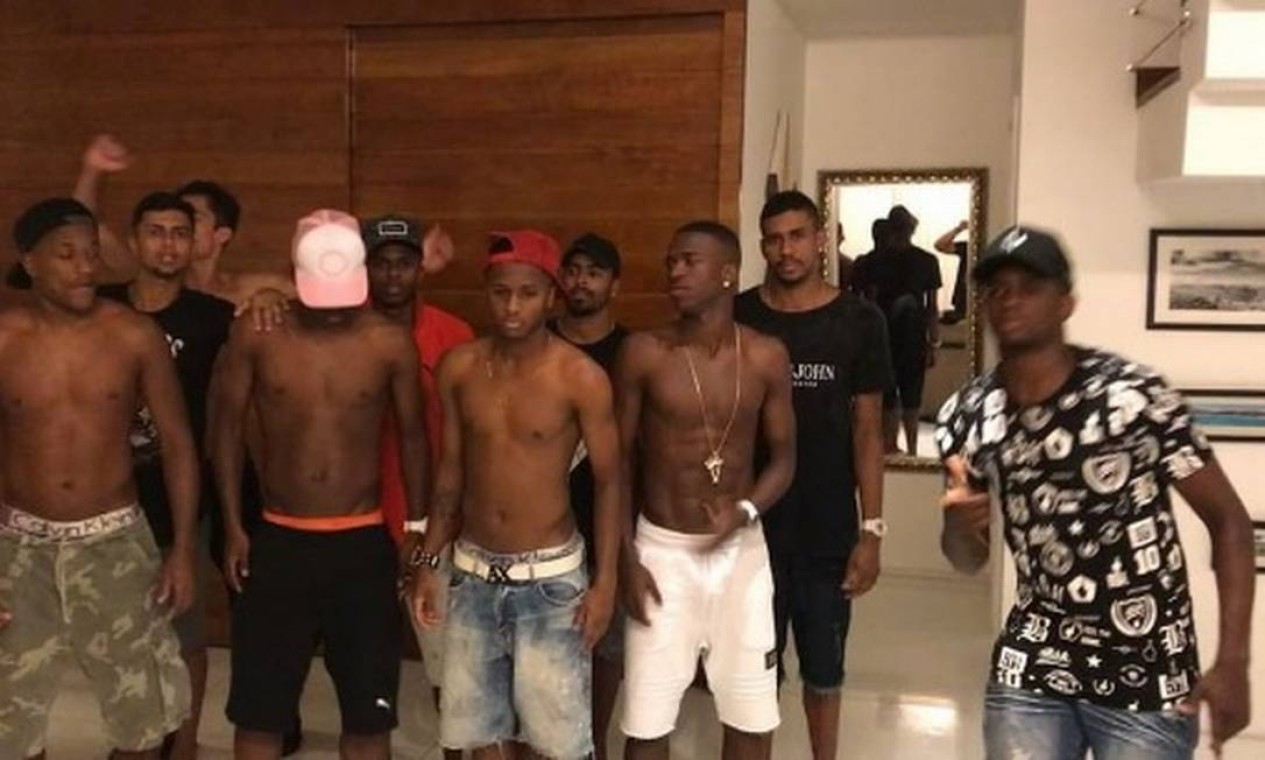 Vídeo: Vinícius Jr. dança 'que tiro foi esse?' e torcedores pedem ...