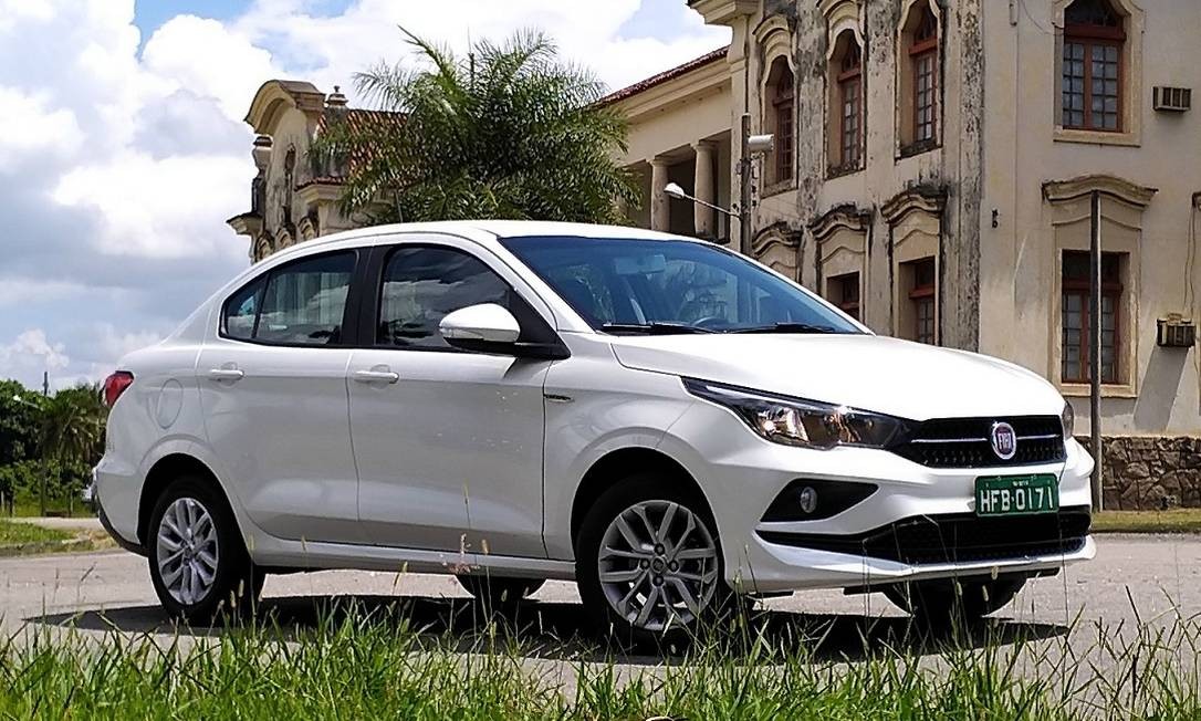 Pegamos a estrada com o novo Fiat Cronos. Sobra lugar para a bagagem ...