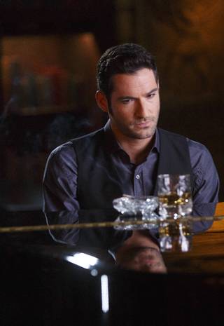 Tom Ellis encarna versão sexy de 'Doctor Who' em 'Lucifer' - Jornal O Globo