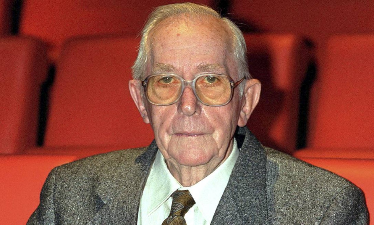 Diretor de três filmes de James Bond, Lewis Gilbert morre aos 97 anos ...