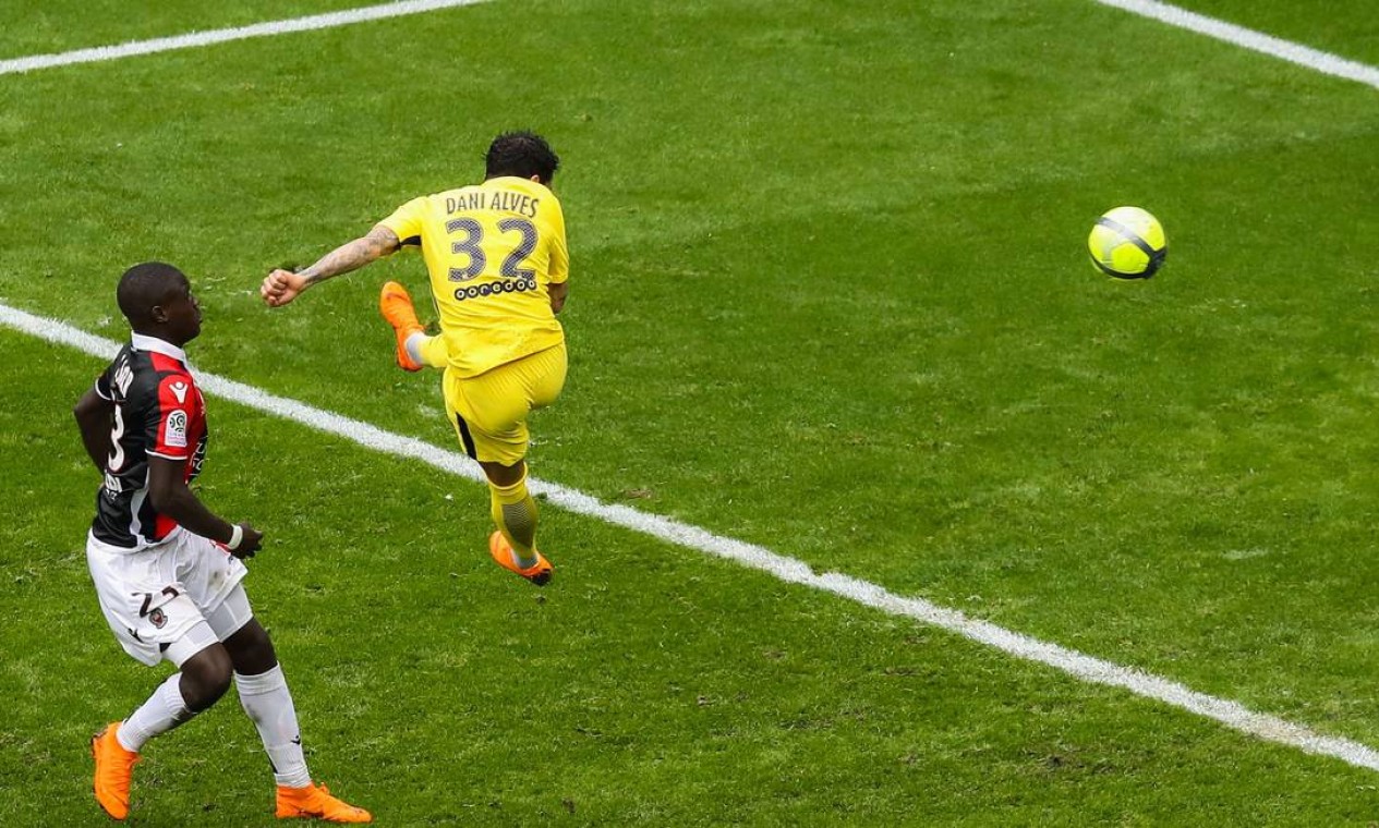 Daniel Alves marca gol da vitória do PSG contra o Nice - Jornal O Globo
