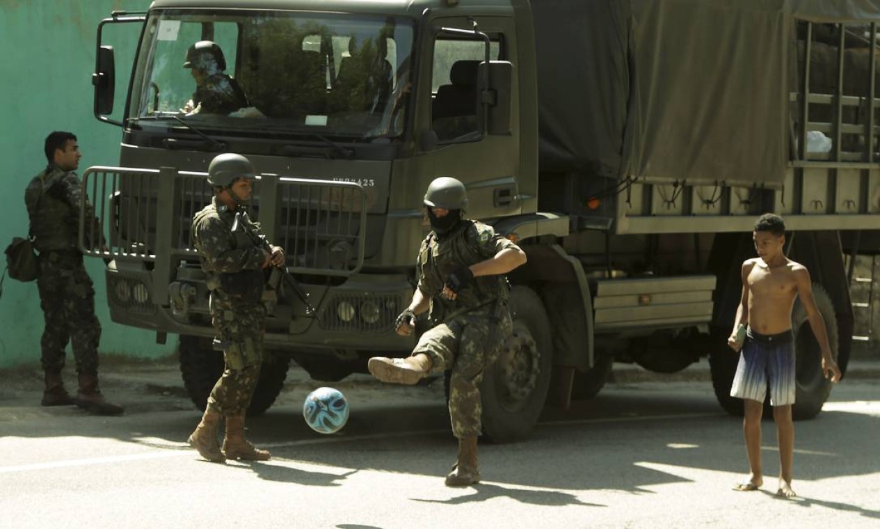 A operação do Exército no Complexo do Lins - Jornal O Globo
