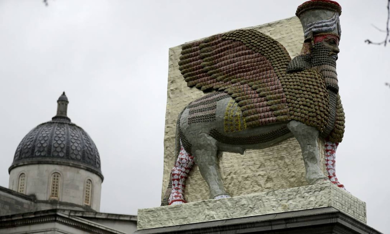Escultura assíria destruída pelo Estado Islâmico é recriada em Londres ...