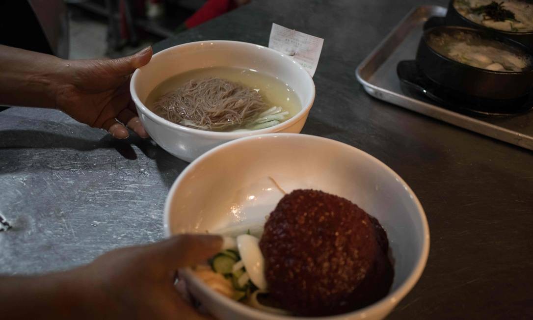 Prato norte-coreano servido em cúpula faz sucesso na Coreia do Sul ...