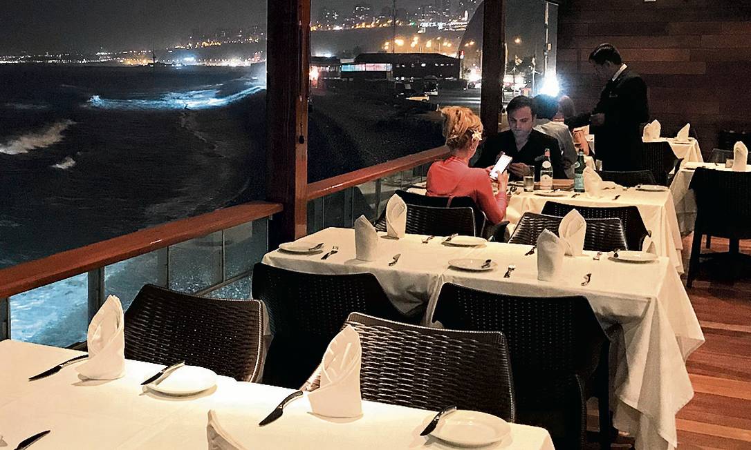 Poesia, ceviche e barulho do mar harmonizam em restaurante em Lima ...
