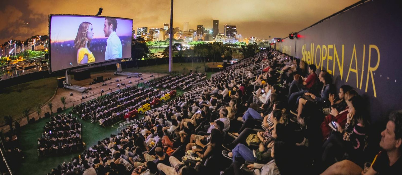 Open Air exibe 22 filmes num telão do tamanho de uma quadra de tênis ...