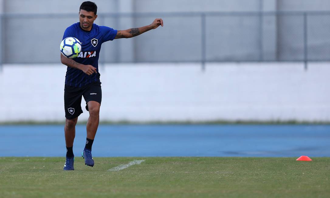 Kieza cobra postura mais agressiva do Botafogo dentro de casa - Jornal ...