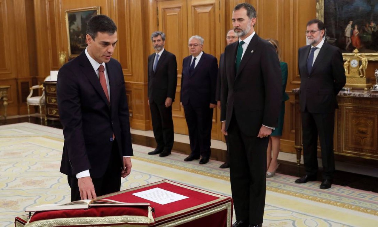 Socialista Pedro Sánchez toma posse como presidente do governo da ...