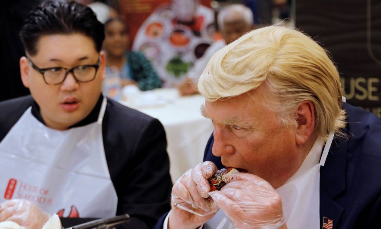 Sósias de Trump e Kim celebram 'cúpula' em Cingapura - Jornal O Globo