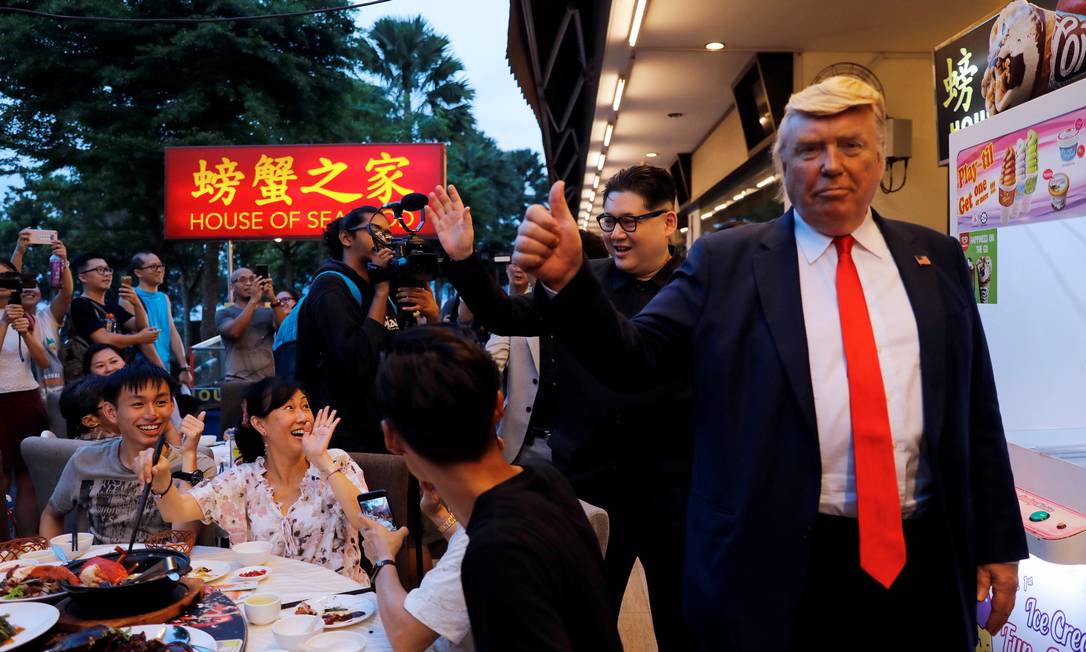 Sósias de Trump e Kim celebram 'cúpula' em Cingapura - Jornal O Globo