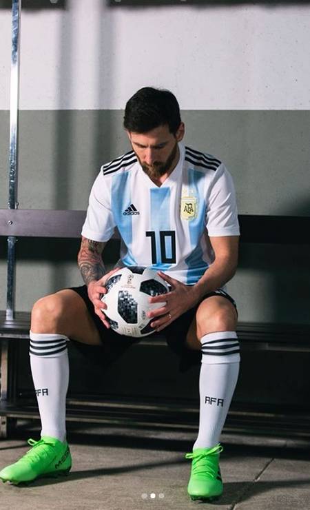 Antes de estreia na Copa, Messi assume porção modelo para marca ...