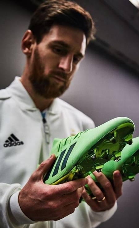 Antes de estreia na Copa, Messi assume porção modelo para marca ...