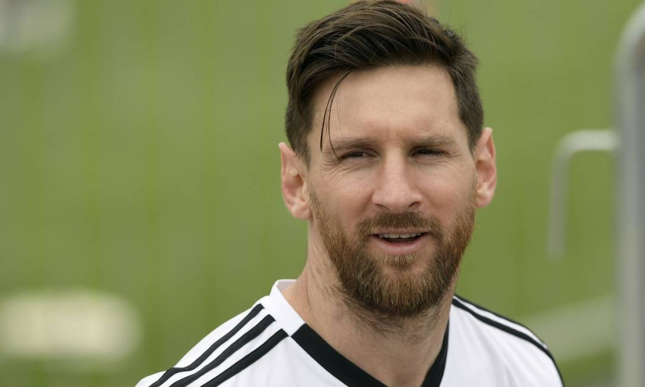 Antes de estreia na Copa, Messi assume porção modelo para marca ...