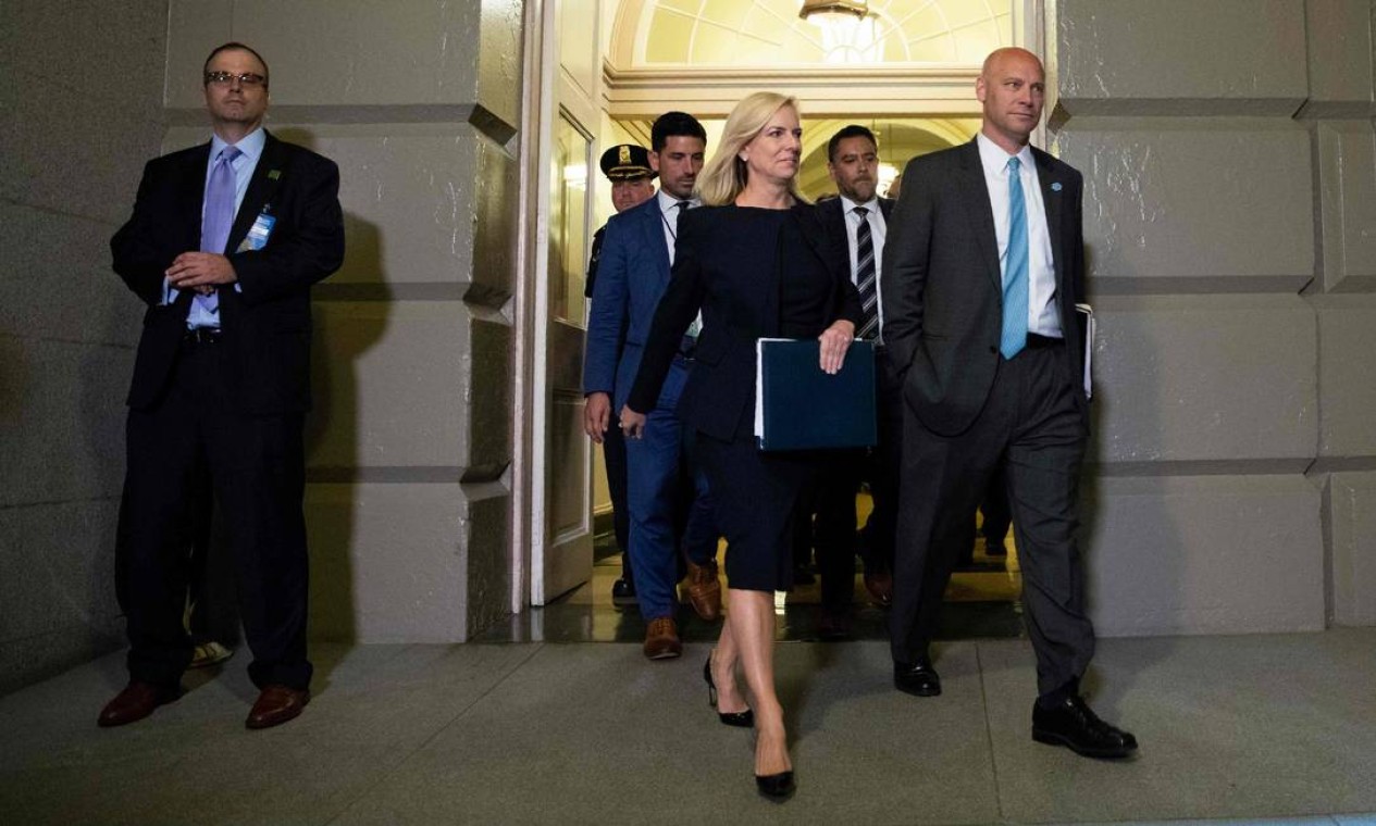 Secretária de Segurança Nacional dos EUA é hostilizada em restaurante ...