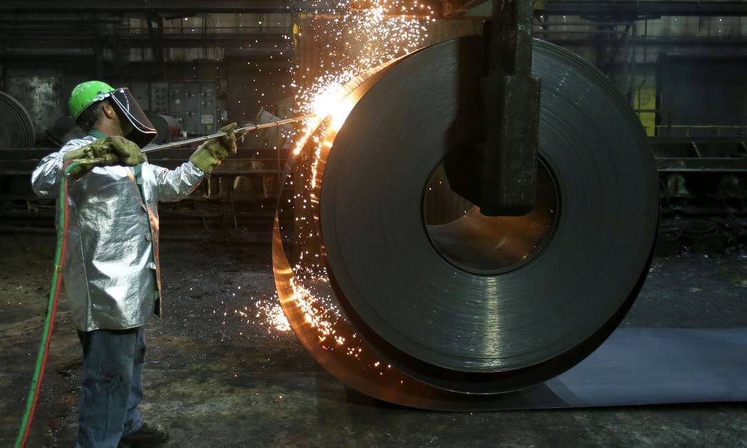 Greve dos caminhoneiros fez produção de aço cair 8,5% em maio - Jornal ...