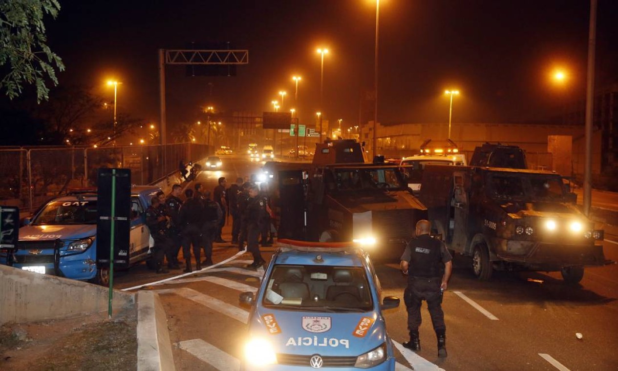 Protesto pela morte de jovem em operação na Maré termina em troca de ...